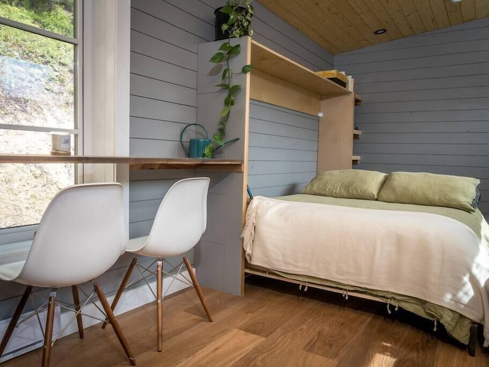 Reflection Lake Tiny House Wi-fi, Hot Tub & Sauna - Canada
