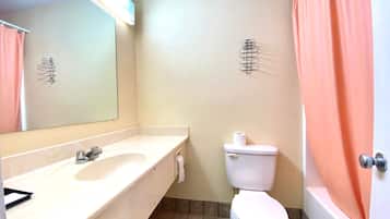 Quarto econômico | Banheiro | Chuveiro, toalhas de banho