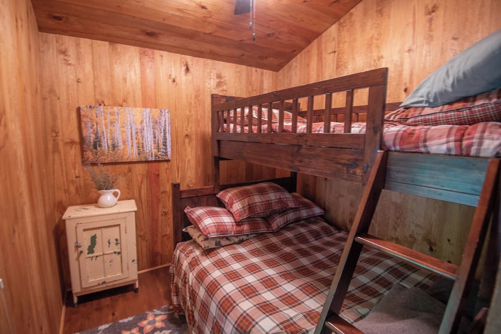 Rustic Retreat - Wood Burning Fireplace - Short Drive To New River - 20 Min To Wj - West Jefferson, NC