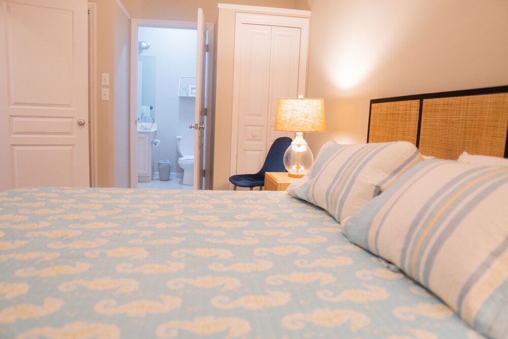 Destin Getaway on the Harbor Boardwalk - Destin | Vrbo