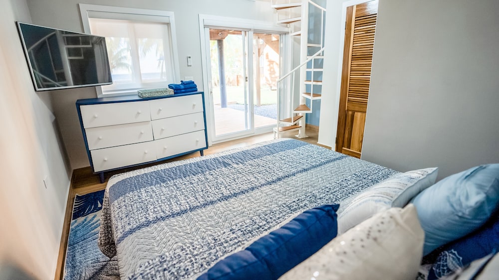 Charming Beachfront Cottage w/ Private Pool in Beautiful Sandy Bay, A/C ...