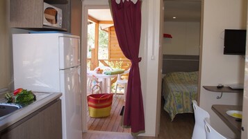 Um frigorífico, um micro-ondas 