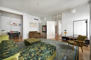 Apartamento | Sala de estar | Smart TV de 42 polegadas com canais por cabo, televisor
