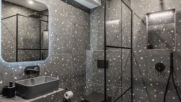 Quarto duplo urbano | Banheiro | Chuveiro, ducha de hidromassagem, produtos de toalete grátis