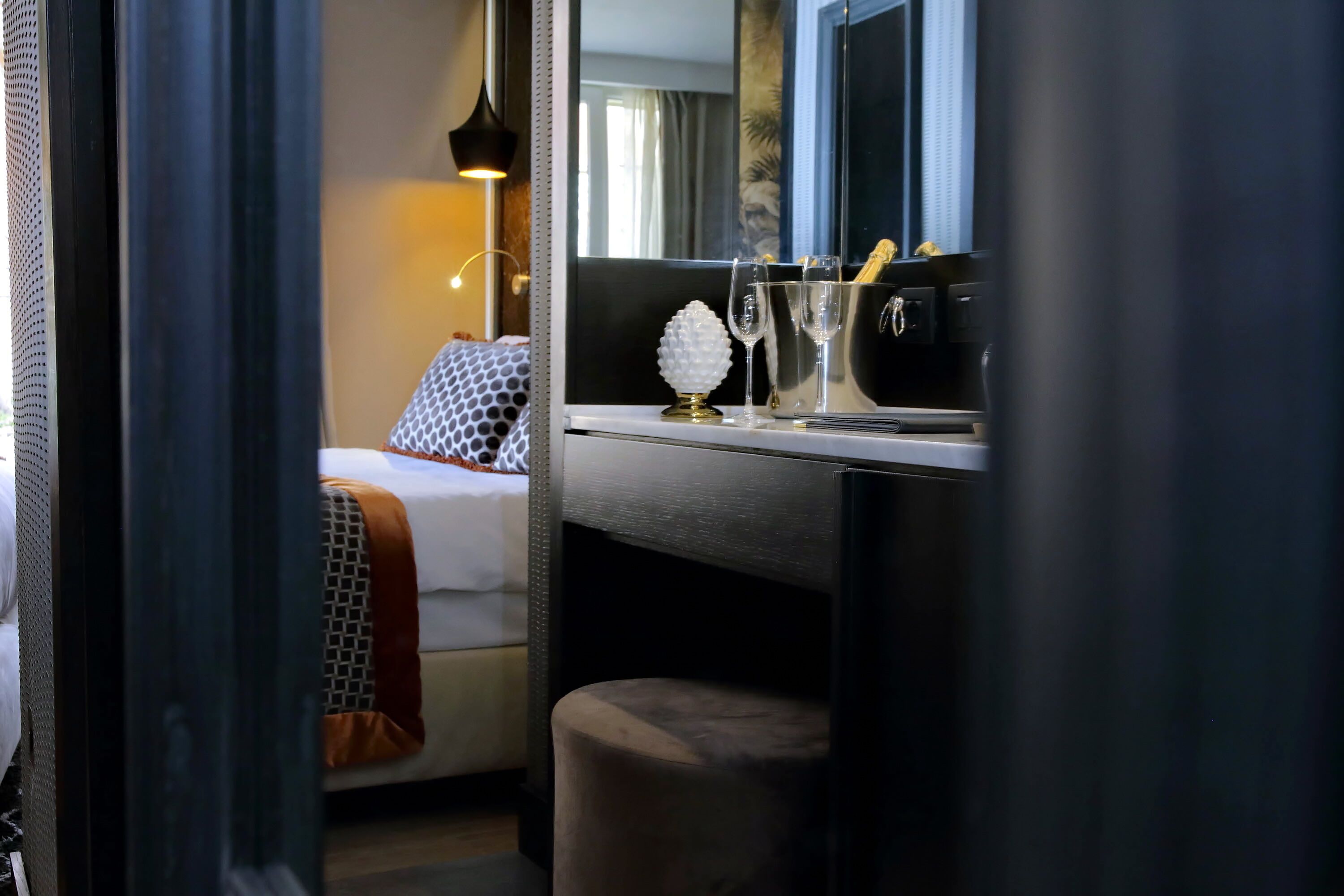 Minibar, cofre no quarto, com decoração personalizada 