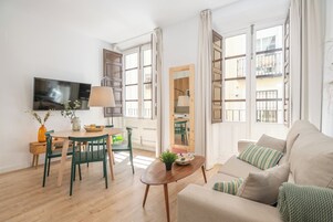 2 Bedrooms Apartment | Sala de estar | Smart TV de 42 polegadas com canais via satélite, televisor