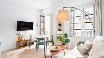 Apartamento Superior, 2 quartos, Vista para a cidade | Sala de estar | Smart TV de 42 polegadas com canais via satélite, televisor