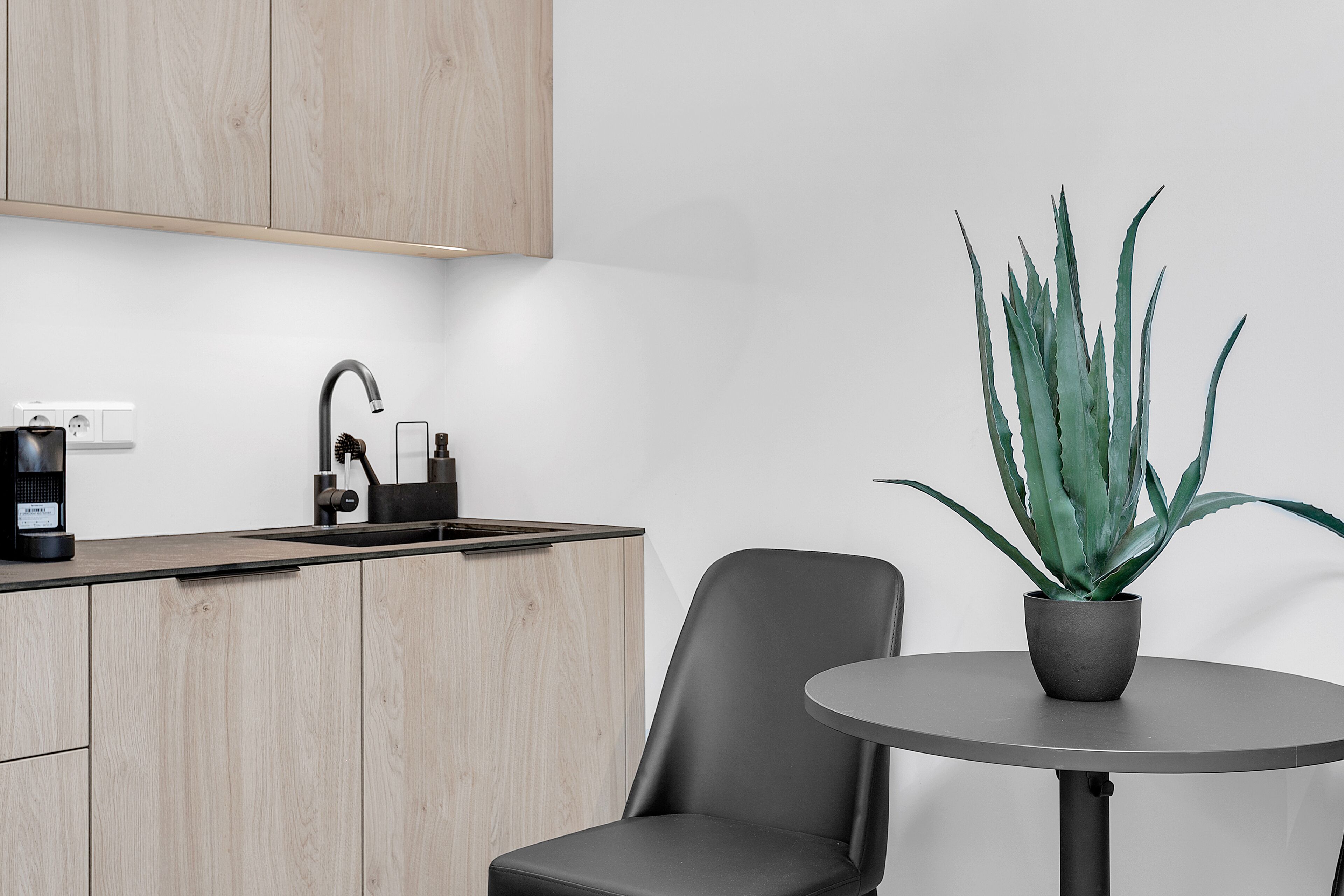 Estúdio Standard | Cozinha privada | Uma cafeteira/bule, uma chaleira elétrica, mesas de jantar 