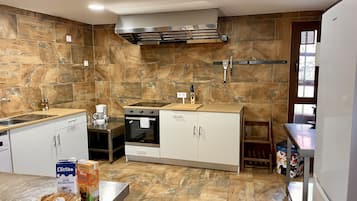 Casa Familiar | Cozinha privada | Uma cadeira de bebé