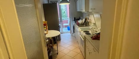 Apartamento, 1 cama queen-size | Cozinha privada | Um forno, uma máquina de lavar louça, uma chaleira elétrica
