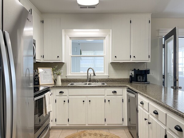Coastal Charm, Centrally Located Near Wrightsville Beach And Uncw! - Wilmington, NC