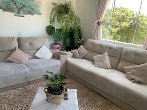 Casa Familiar, vista para o jardim | Sala de estar | Smart TV de 55 de polegadas com canais por cabo, televisor, Netflix
