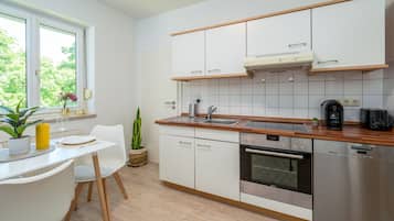 Apartamento Nobre em Condomínio Fechado | Cozinha privada | Um frigorífico/congelador grande, um micro-ondas, um forno