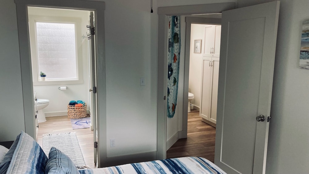 Beachfront Oasis , stairs to beach, sleeps 13, Pet-ok, Private Glass ...