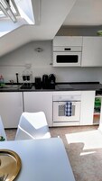 Apartamento Comfort | Cozinha privada | Um frigorífico/congelador grande, um micro-ondas, um forno 