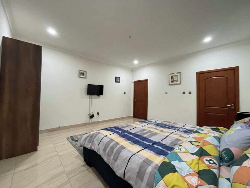 Luxurious 5 bedroom house - Adenta Municipal District | Vrbo