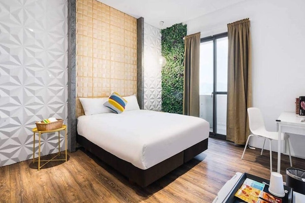 Quarto Duplo ou Twin Deluxe | Com decoração personalizada, com mobília individualizada, secretária