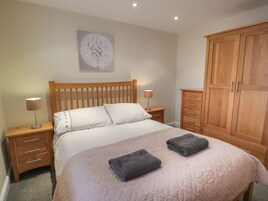 2 quartos, com decoração personalizada, com mobília individualizada 