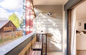 Apartamento em Condomínio Fechado, várias camas, acesso à piscina, Vista para a cidade | Refeições ao ar livre