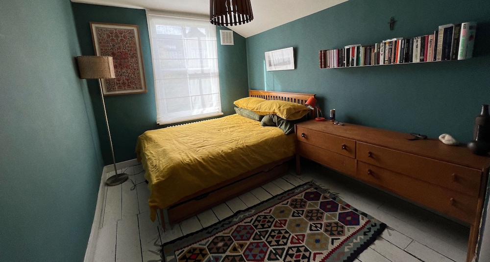 Arty East London House with a lovely Cat - London | Vrbo