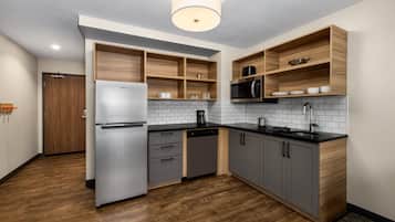 Geladeira grande, micro-ondas, cooktop, lava-louças