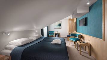 Quarto de hotel moderno com uma cama grande, uma escrivaninha, uma televisão e vista para a cidade.