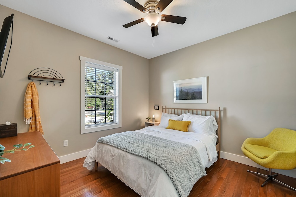 Yellow Bike Bungalow-fireplace & Hot Tub - Dog Friendly - Hendersonville, NC