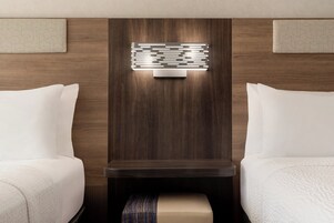 Secretária, cortinas/cortinados opacos, ferro/tábua de engomar 