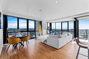 Apartamento, 3 quartos, 2 casas de banho | Sala de estar | Televisor LCD de 20 polegadas com canais digitais, televisor 