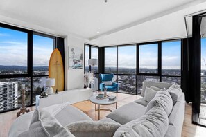 Apartamento, 3 quartos, 2 casas de banho | Sala de estar | Televisor LCD de 20 polegadas com canais digitais, televisor 