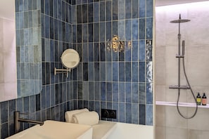 Quarto quádruplo família | Banheiro | Chuveiro, produtos de toalete grátis, secador de cabelo
