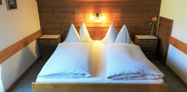 Quarto casal básico | Escrivaninha, espaço de trabalho para notebook, Wi-Fi de cortesia