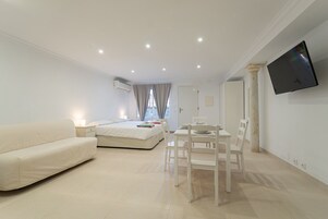 Estúdio (B3) | Edredons de pluma, ferros/tábuas de passar roupa, Wi-Fi de cortesia