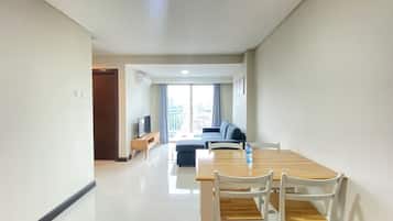 Apartamento, 2 quartos | Sala de estar | Televisor