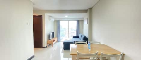 Apartamento, 2 quartos | Sala de estar | Televisor