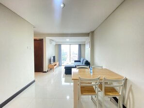 Apartamento, 2 quartos | Área de estar | TV