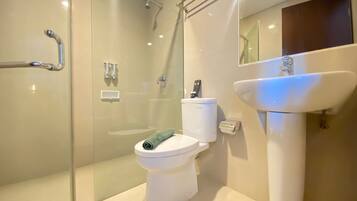 Apartamento, 2 quartos | Casa de banho | Artigos de higiene pessoal grátis, toalhas fornecidas