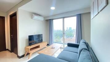 Apartamento, 2 quartos | Sala de estar | Televisor