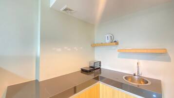 Apartamento, 2 quartos | Cozinha privada | Um frigorífico, uma placa de cozinha, utensílios de cozinha