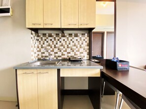 Apartamento, 2 quartos | Cozinha privada | Um frigorífico, uma placa de cozinha, utensílios de cozinha 