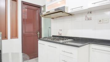 Apartamento, 2 quartos | Cozinha privada | Um frigorífico, uma placa de cozinha, utensílios de cozinha