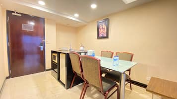 Apartamento, 2 quartos | Refeições no quarto