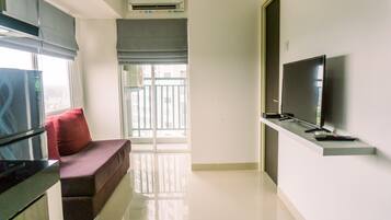 Apartamento, 2 quartos | Área de estar | TV