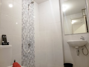 Apartamento, 2 quartos | Casa de banho | Artigos de higiene pessoal grátis, toalhas fornecidas