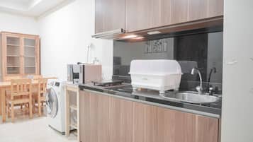 Apartamento, 1 quarto | Cozinha privada | Um frigorífico, uma placa de cozinha, utensílios de cozinha
