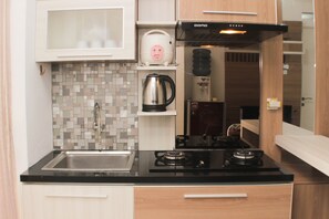 Apartamento, 2 quartos | Cozinha privada | Um frigorífico, uma placa de cozinha, utensílios de cozinha 