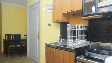 Apartamento, 2 quartos | Cozinha privada | Geladeira, cooktop, talheres/pratos/utensílios de cozinha