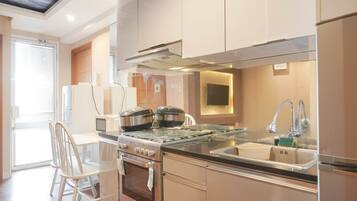 Apartamento, 2 quartos | Cozinha privada | Um frigorífico, uma placa de cozinha, utensílios de cozinha