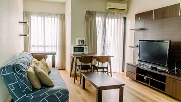 Apartamento, 2 quartos | Sala de estar | Televisor