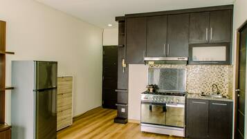 Apartamento, 2 quartos | Cozinha privada | Um frigorífico, uma placa de cozinha, uma máquina de lavar louça